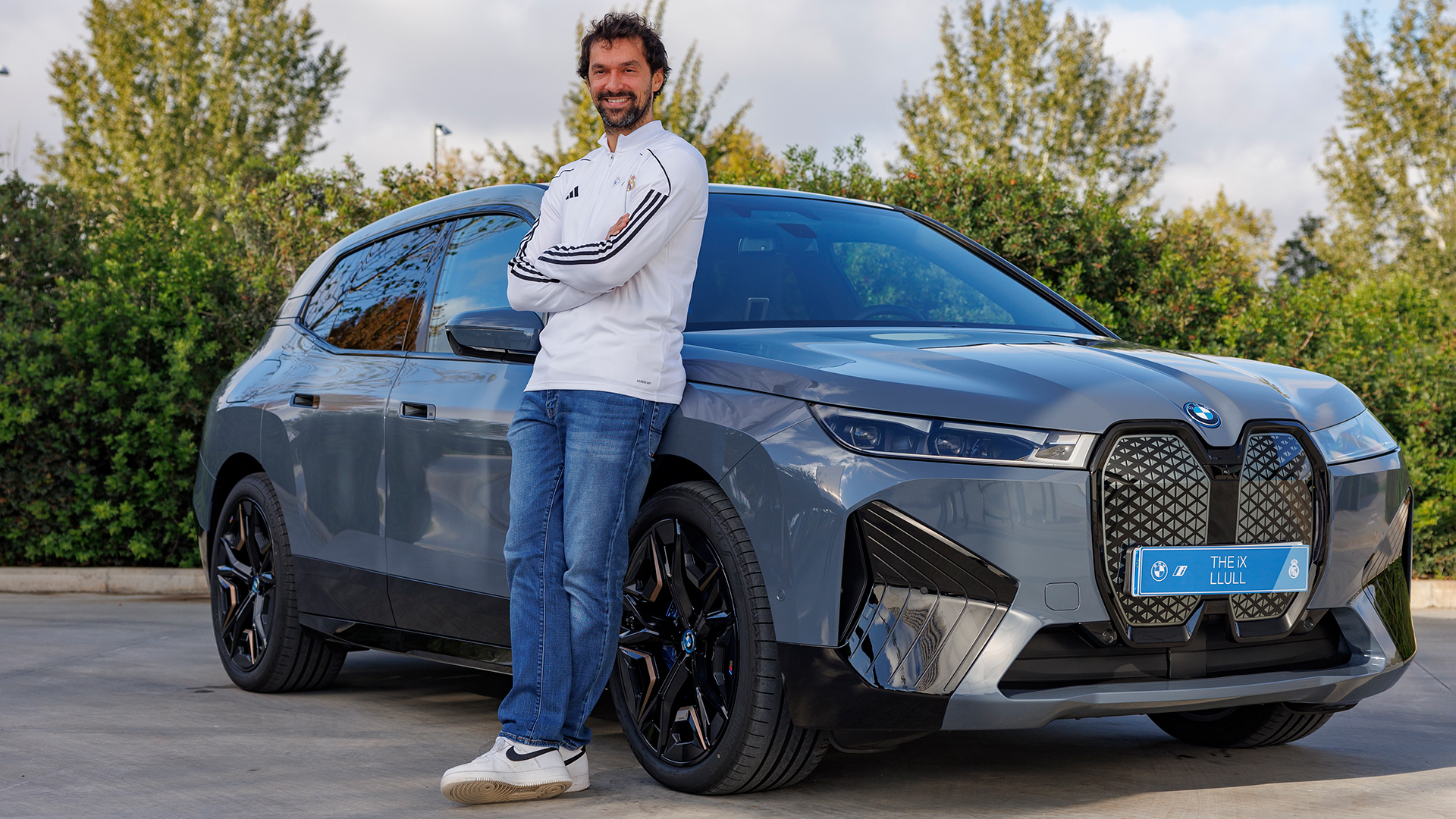 BMW Spain delivers official vehicles to the basketball first team