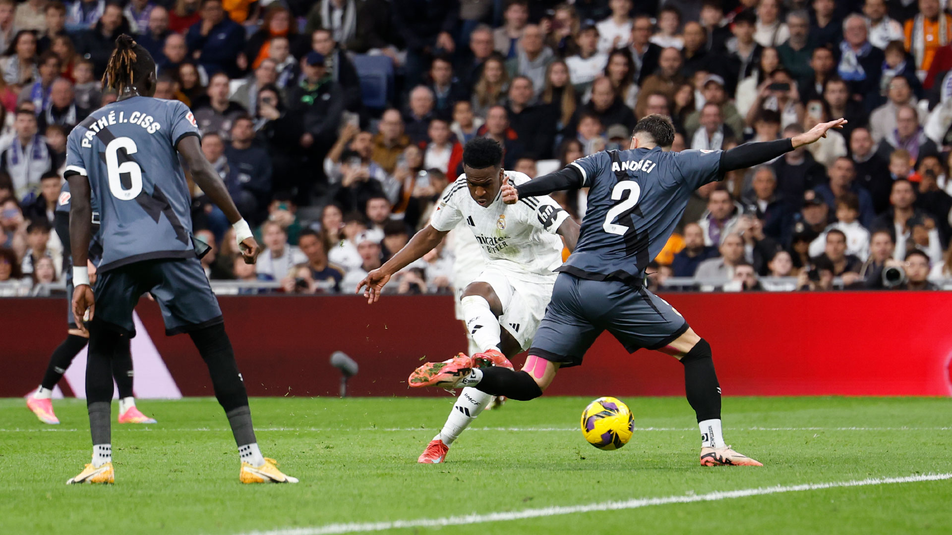 Vini Jr.'s goal against Rayo: he shields the ball, takes on the ...