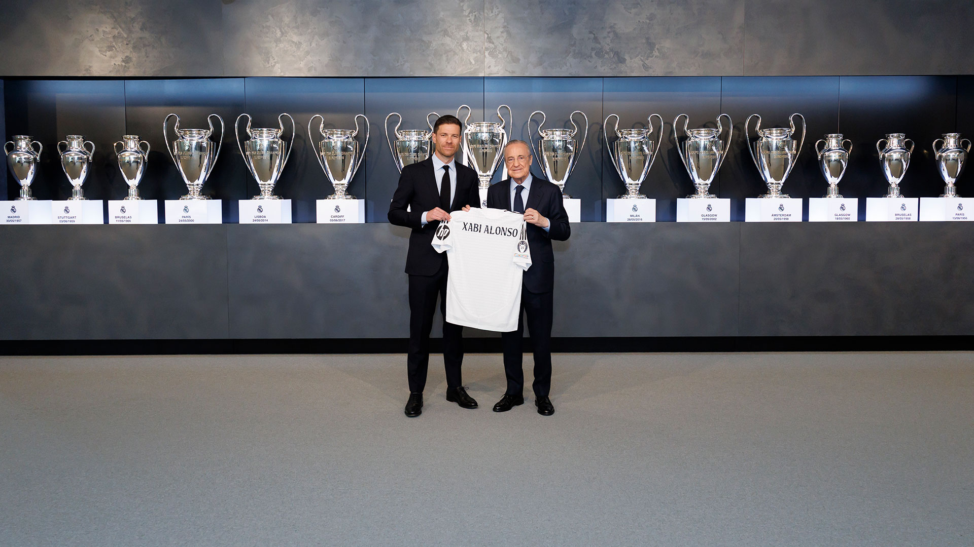 Xabi Alonso firmó su contrato con el Real Madrid