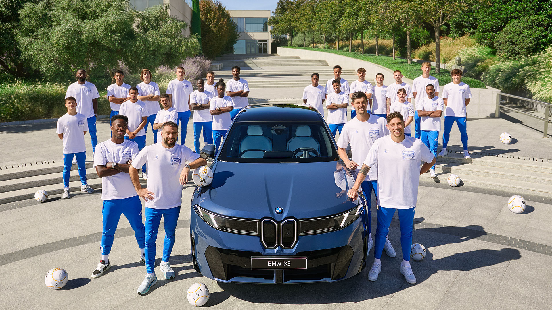 BMW Spain delivers official vehicles to first team members