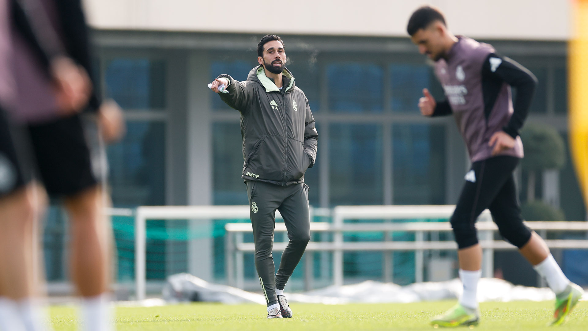 Arbeloa leitet seine erste Trainingseinheit als Trainer von Real Madrid
