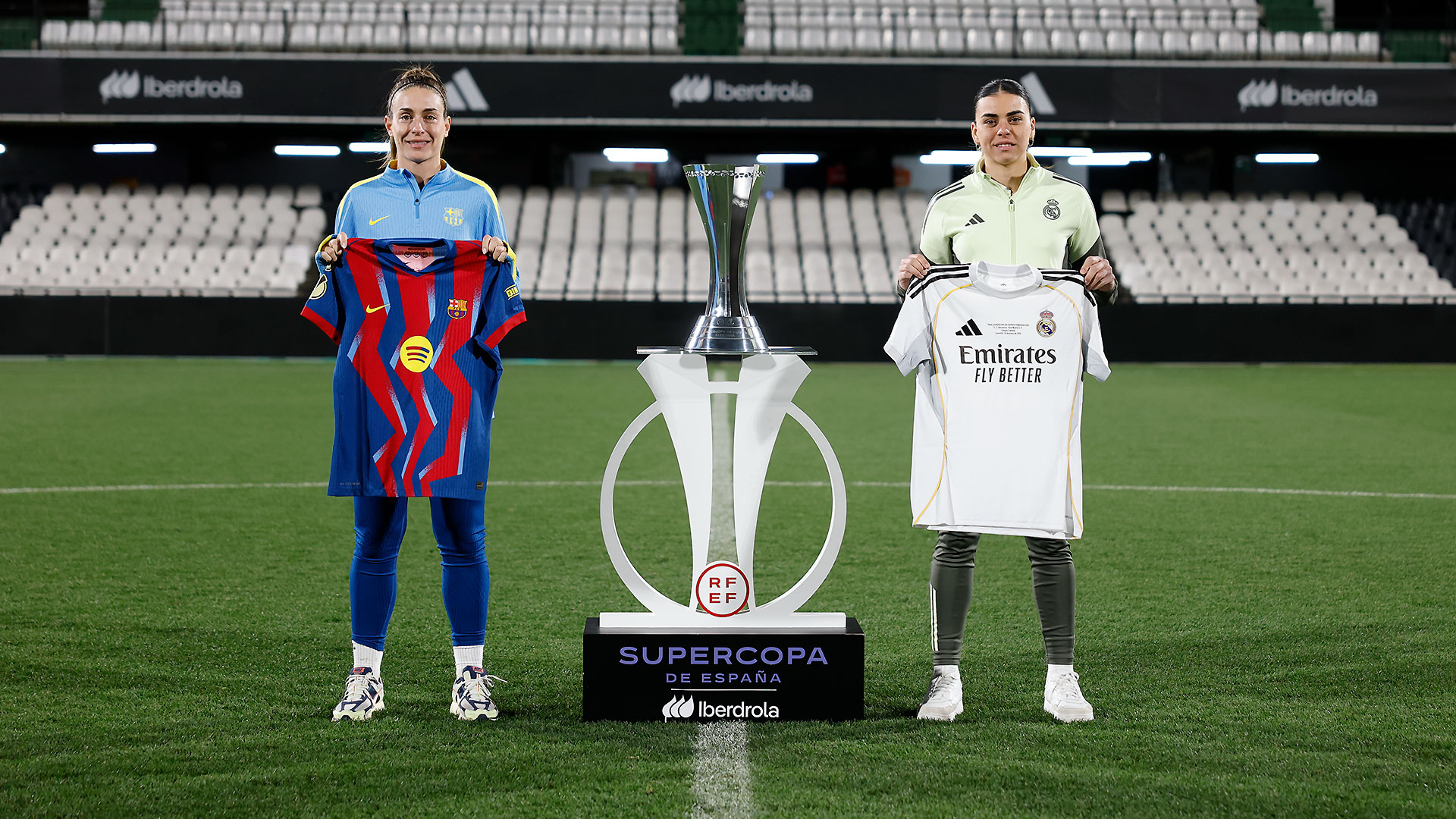 Misa Rodríguez and Alexia Putellas pose with the Spanish Super Cup